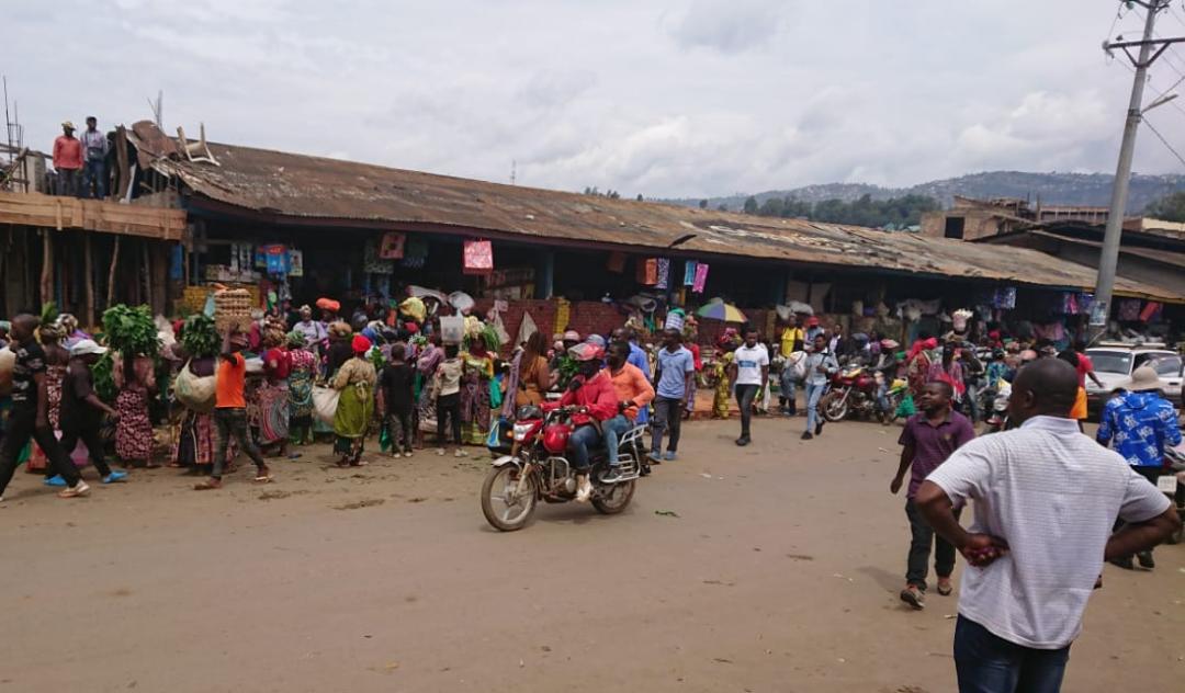 COMMERCE: Les vendeurs et vendeuses du marché de Nyawera s’opposent ...